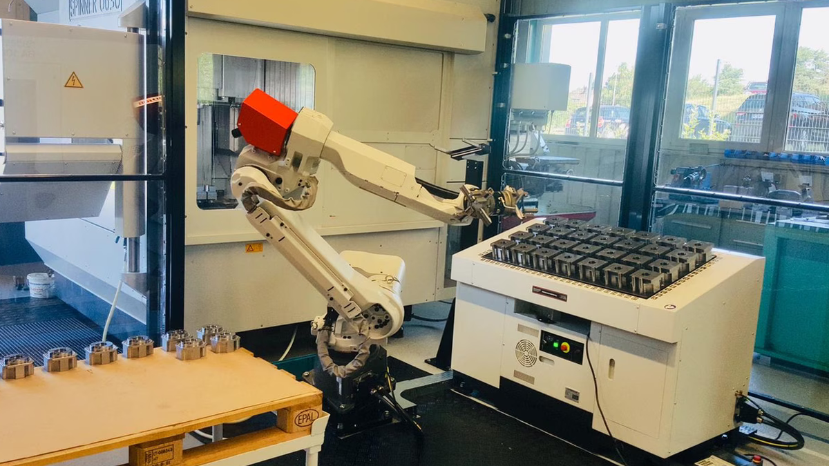 RoboJob provides CNC automation for Spinner CNC machines - Robojob